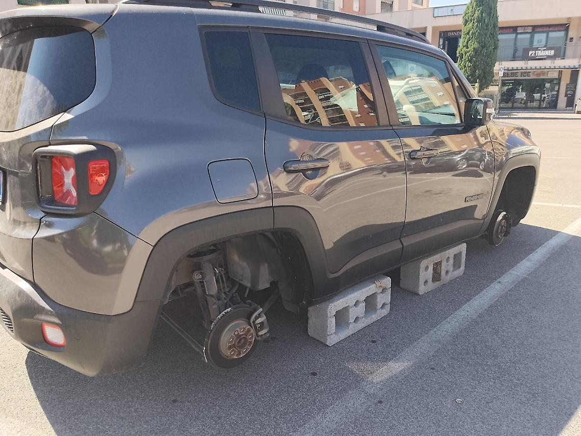 Auto depredate nella notte: furto a segno in Largo Cesti - Latina Oggi