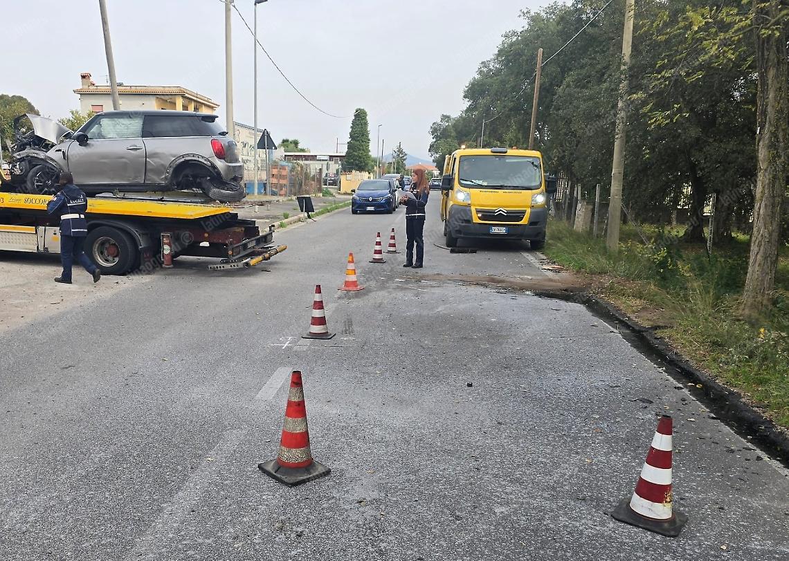 Incidente in via dei Rutuli, l'auto finisce nel fossato - Latina Oggi