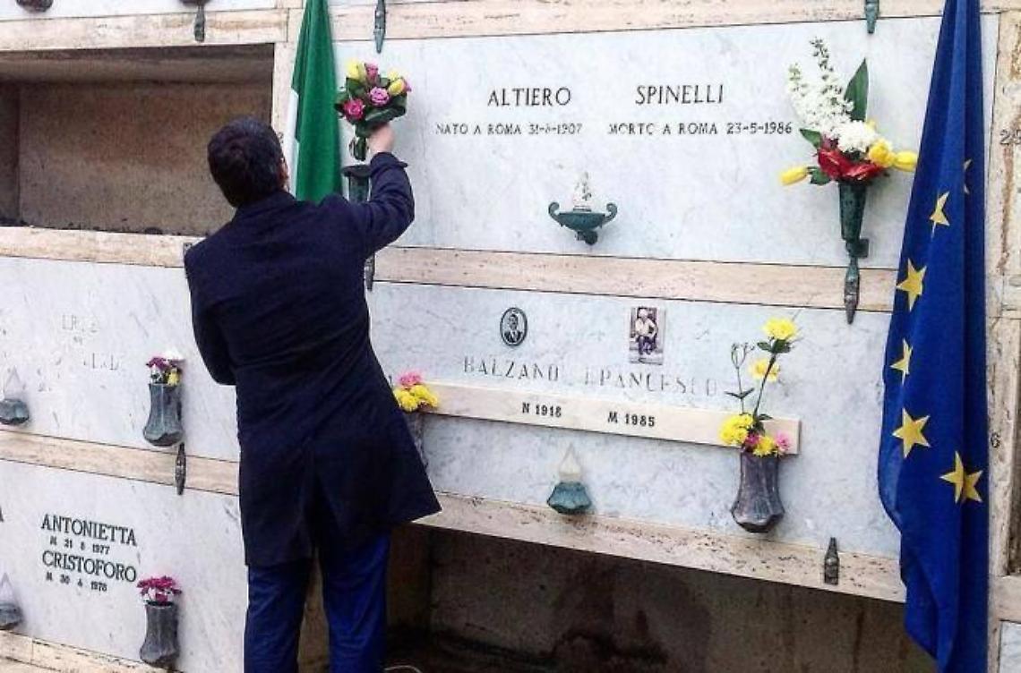 Il premier Matteo Renzi depone fiori sulla tomba di Altiero Spinelli ...