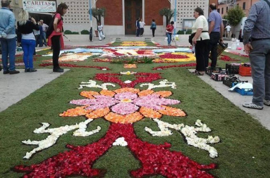 Infiorata in città, tra record e polemiche - Latina Oggi