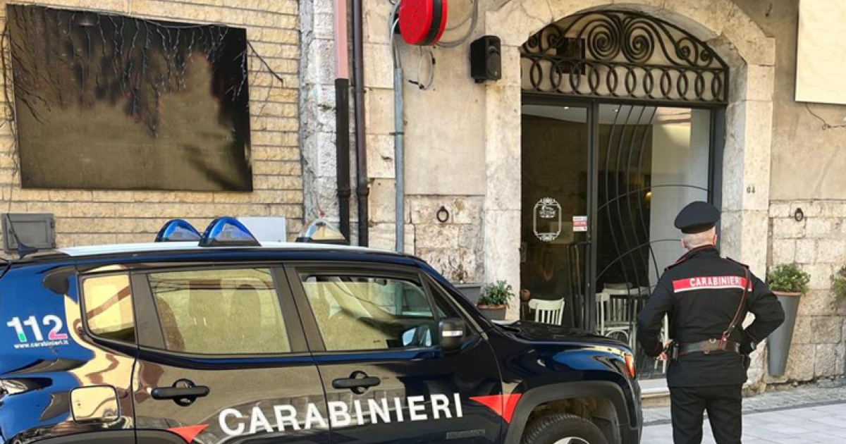 Ubriaco danneggia con calci e pugni le auto in sosta, poi aggredisce di carabinieri - Latina Oggi