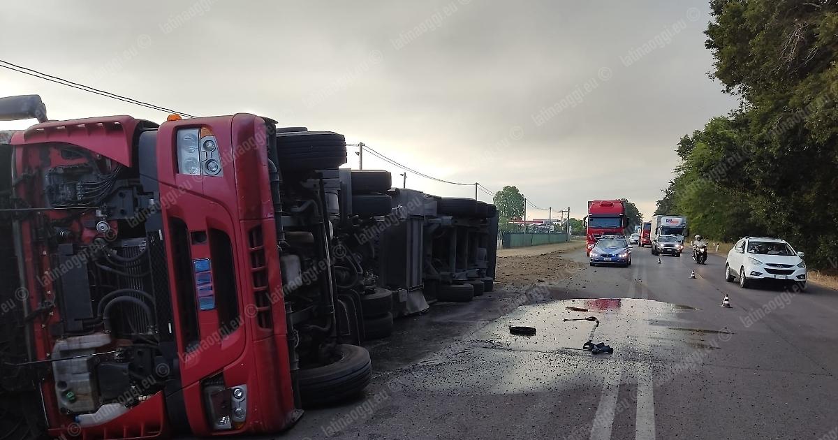 Autoarticolato per evitare il frontale si ribalta, paura sulla Pontina ...