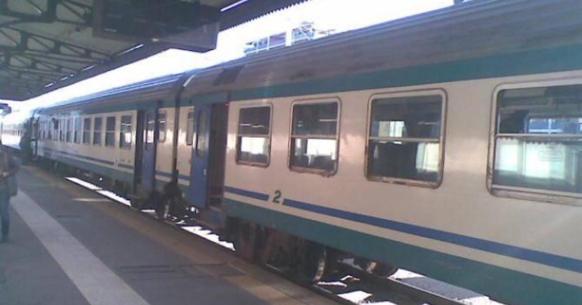 Incendio vicino ai binari, treni fermi sulla linea Roma-Formia - Latina ...