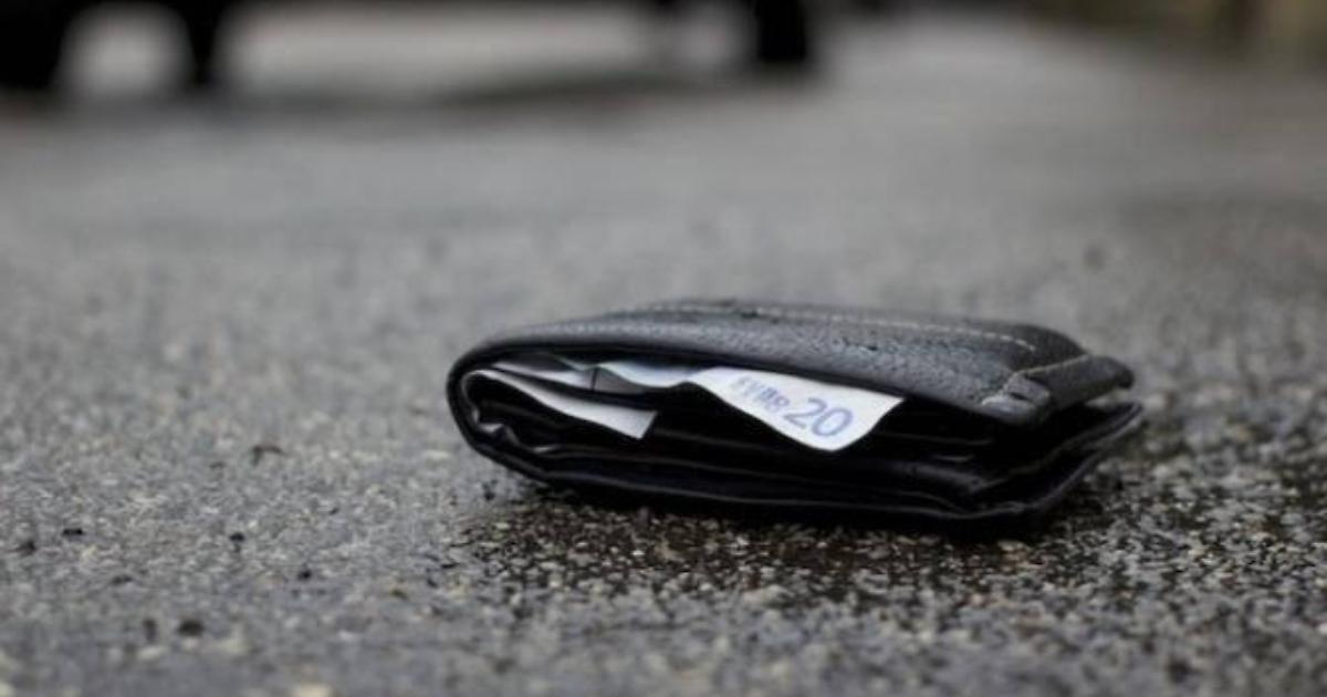 Le rubano il portafogli al mercato, un bambino lo ritrova e glielo ...