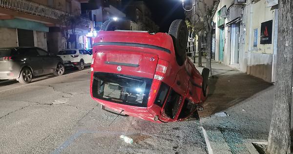 Incidente nella notte, auto ribaltata in via dei Lauri - Foto 1 di 1 - Latina Oggi