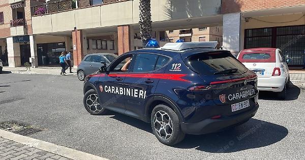 L'auto si sfrena e cerca di bloccarla, trentenne rimane schiacciato ...