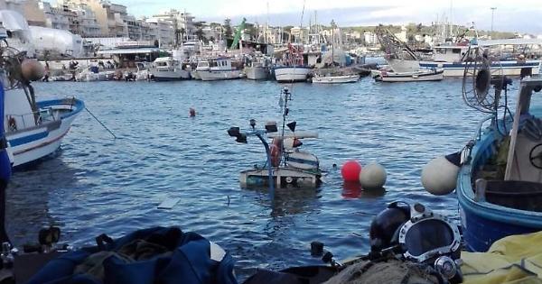 Peschereccio si ribalta al Porto d'Anzio: due pescatori coinvolti ...