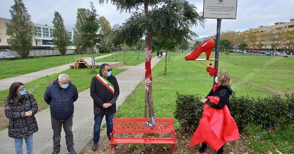 Una panchina rossa contro la violenza sulle donne - Foto 1 di 3 ...