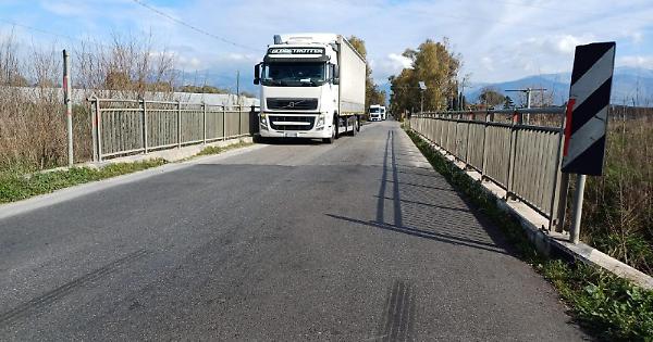 Due camion si urtano nella strettoia, traffico in tilt in via Chiesuola ...