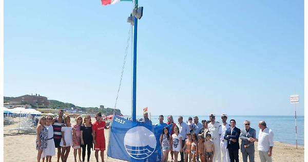 Issata la Bandiera Blu: festa allo stabilimento balneare "La Conchiglia ...
